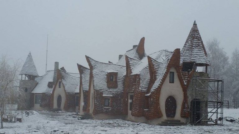 A Couple Built This Beautiful Castle in Romania and It’s 100% Organic ...